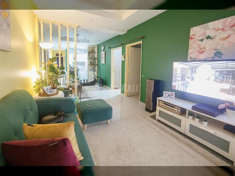 Freehold Corner Unit I Renovated Big Layout + Covered Parking I Vista ...